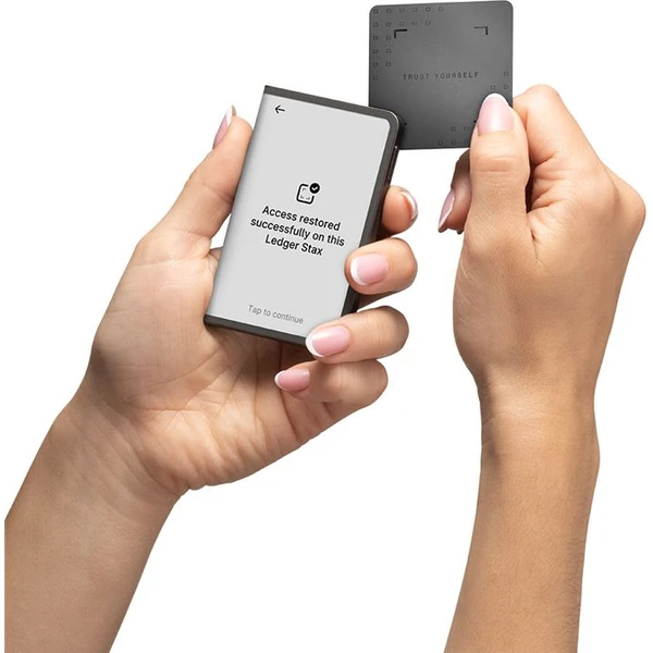 Ledger Stax krypto peněženka s Recovery Key (iOS/Android/MacOS/Windows/Linux) - iWant.cz